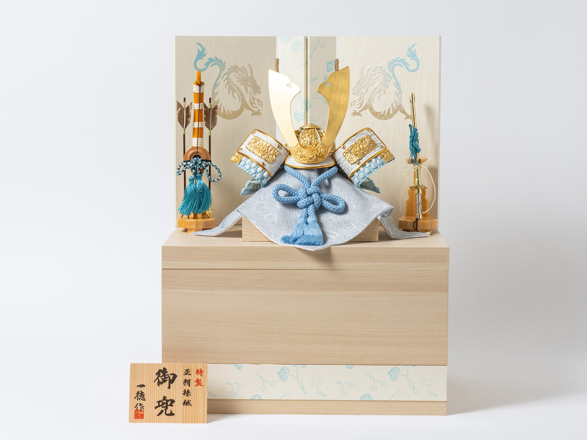 葵収納飾り 白 ブルー 8号 一徳作 白縹色｜五月人形 兜 コンパクトでおしゃれ おすすめ モダン 人気 インテリア 収納飾り 木製 高級 端午の節句